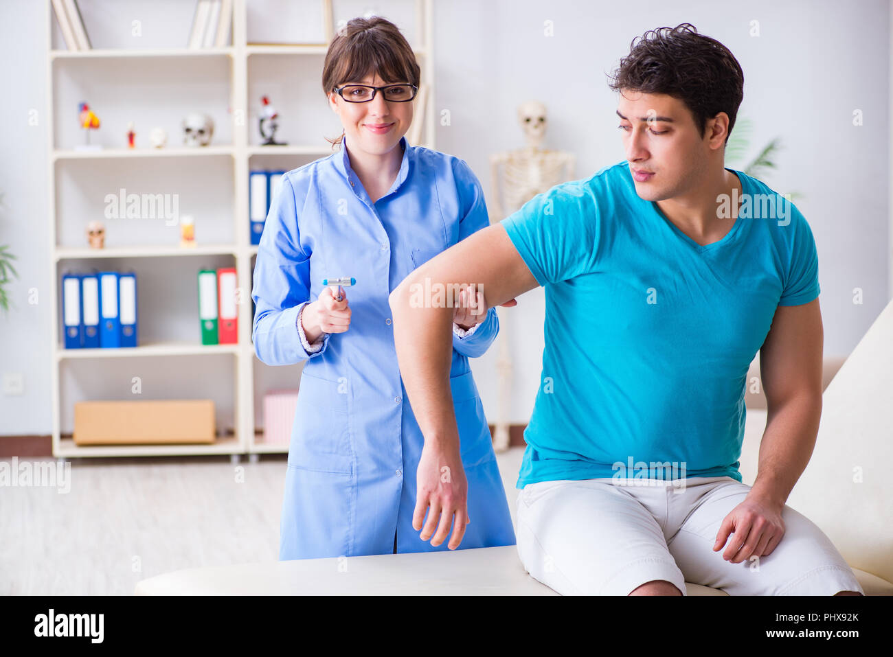 Doctor checking nerve reflexes with hammer Stock Photo - Alamy