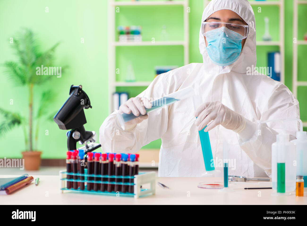 Chemist working in the lab on new experiment Stock Photo - Alamy