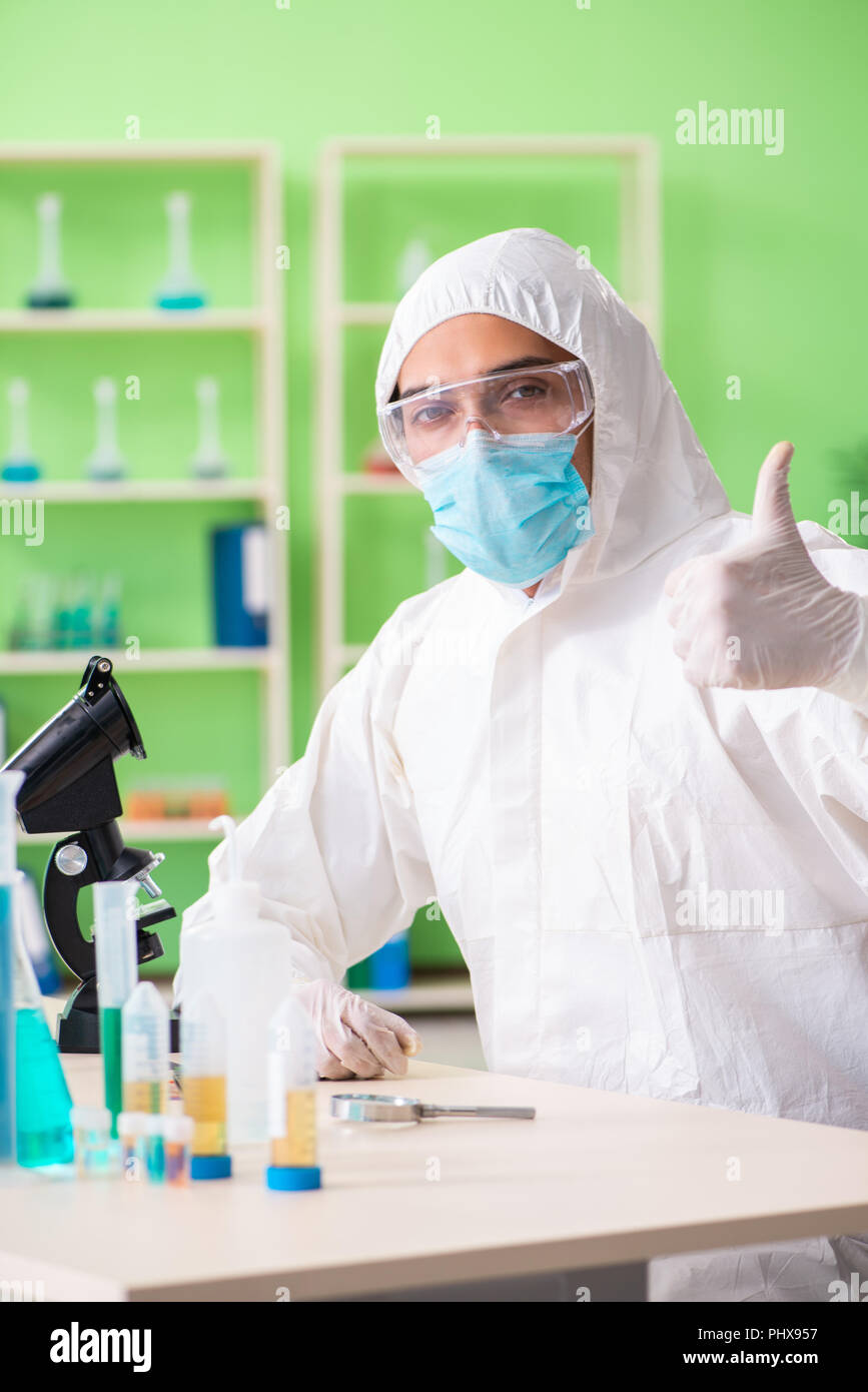 Chemist working in the lab on new experiment Stock Photo - Alamy