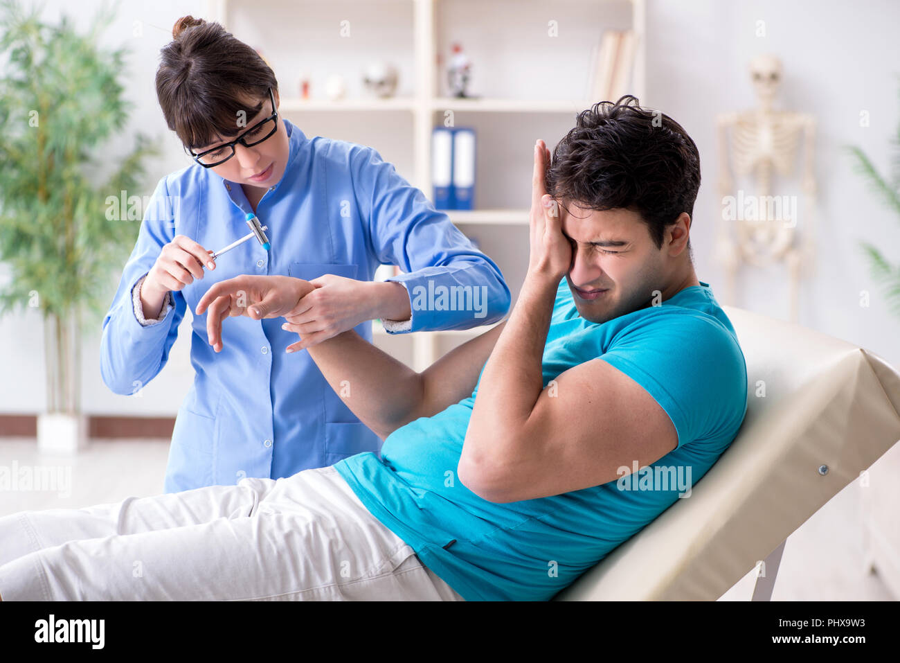 Doctor checking nerve reflexes with hammer Stock Photo - Alamy