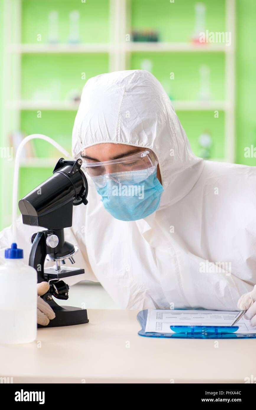 Chemist working in the lab on new experiment Stock Photo - Alamy