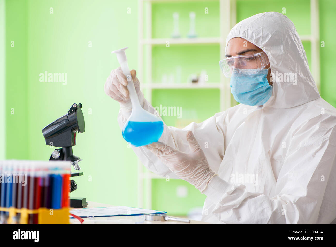 Chemist working in the lab on new experiment Stock Photo - Alamy