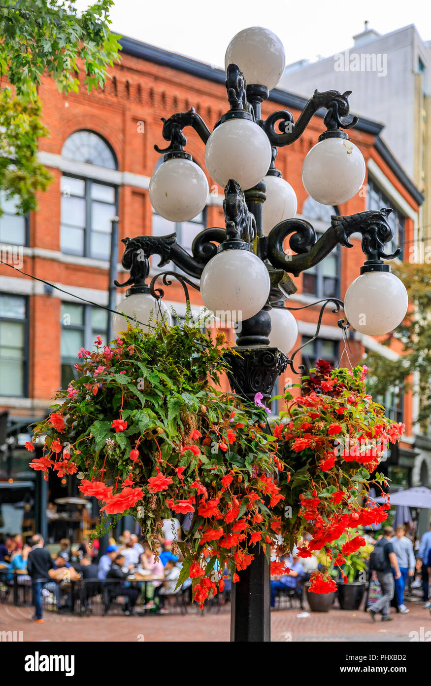 Lamp post hanging flower basket hi-res stock photography and images - Alamy