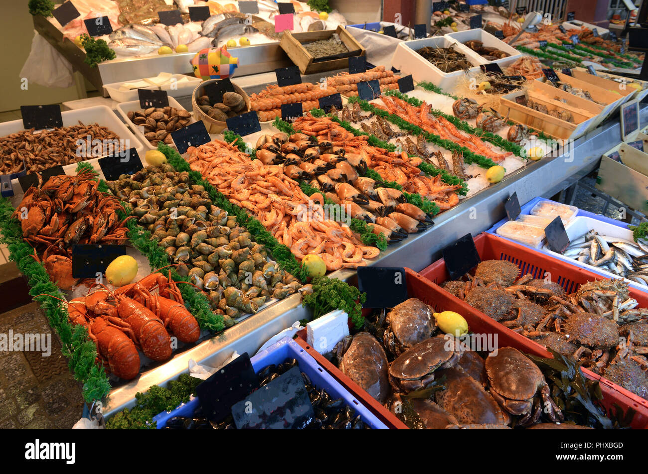 Show-window of seafood in the sea market Stock Photo - Alamy
