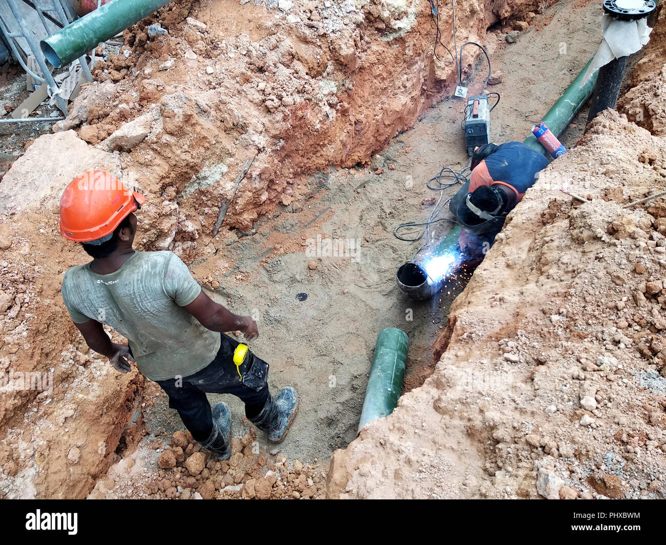 Pipeline construction workers hi-res stock photography and images - Alamy