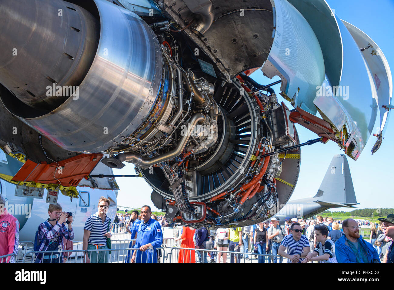 Kawasaki P-1, Triebwerk IHI-XF7-10-Turbofan, Freiflaeche, Besucher, ILA ...