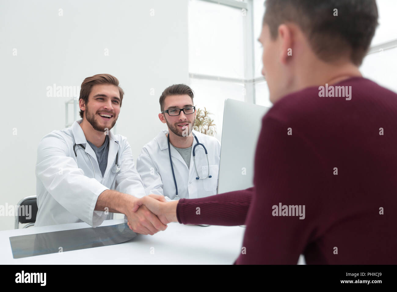 handshake of a doctor and his patient Stock Photo - Alamy