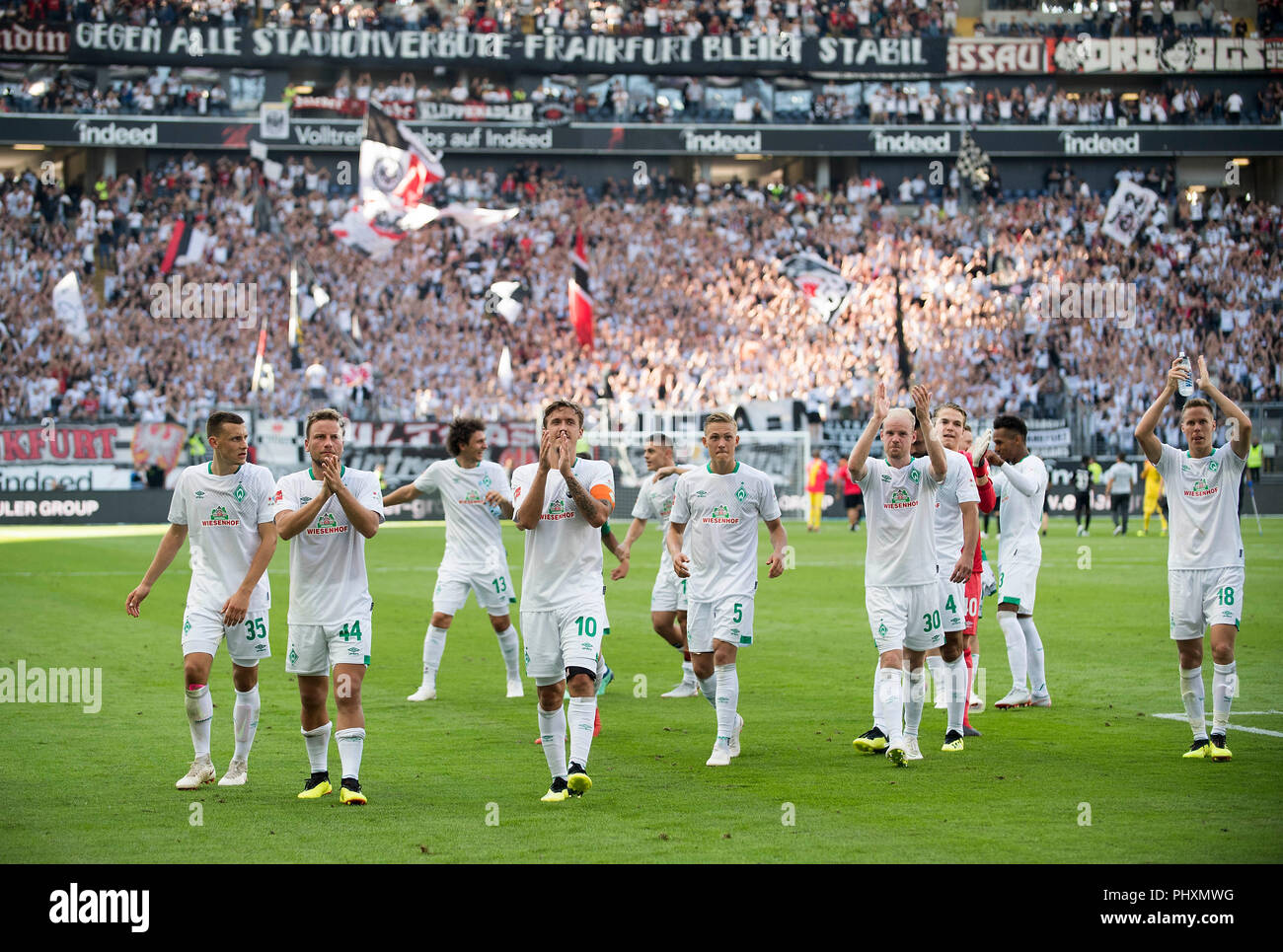 Celebration team clapping football hi-res stock photography and images ...