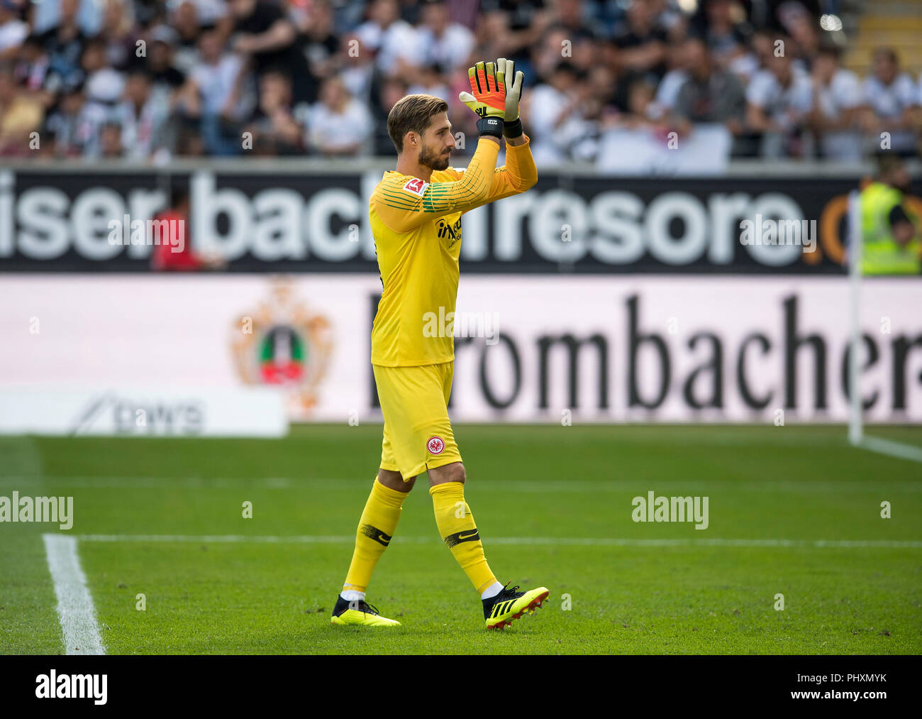 Clapping full length football hi-res stock photography and images - Alamy