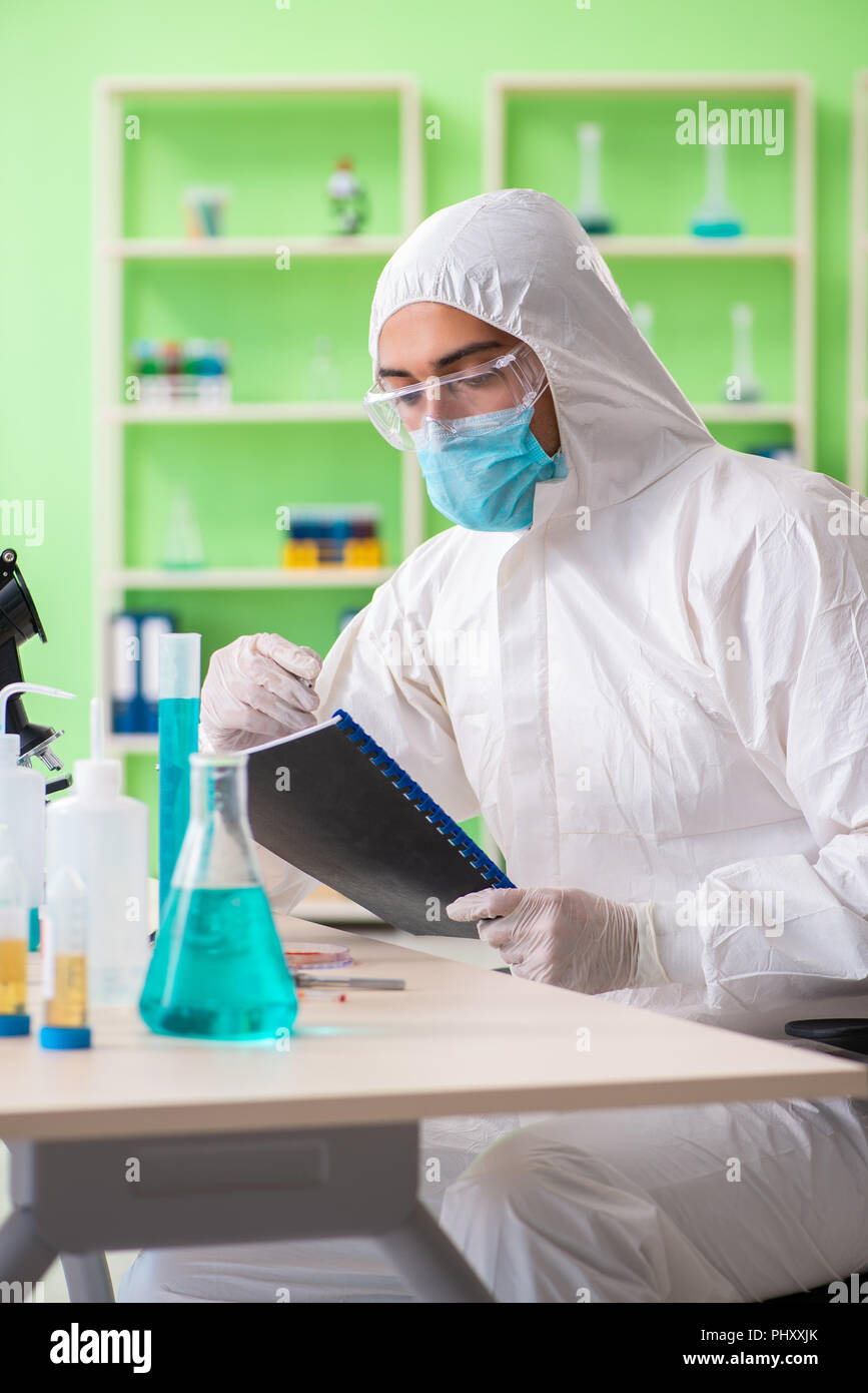 Chemist working in the lab on new experiment Stock Photo - Alamy