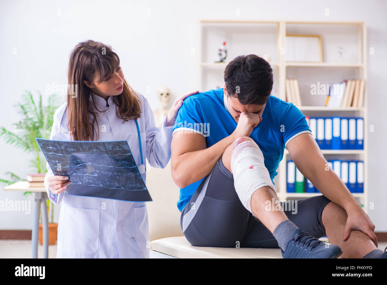 Doctor xray sports man hi-res stock photography and images - Alamy