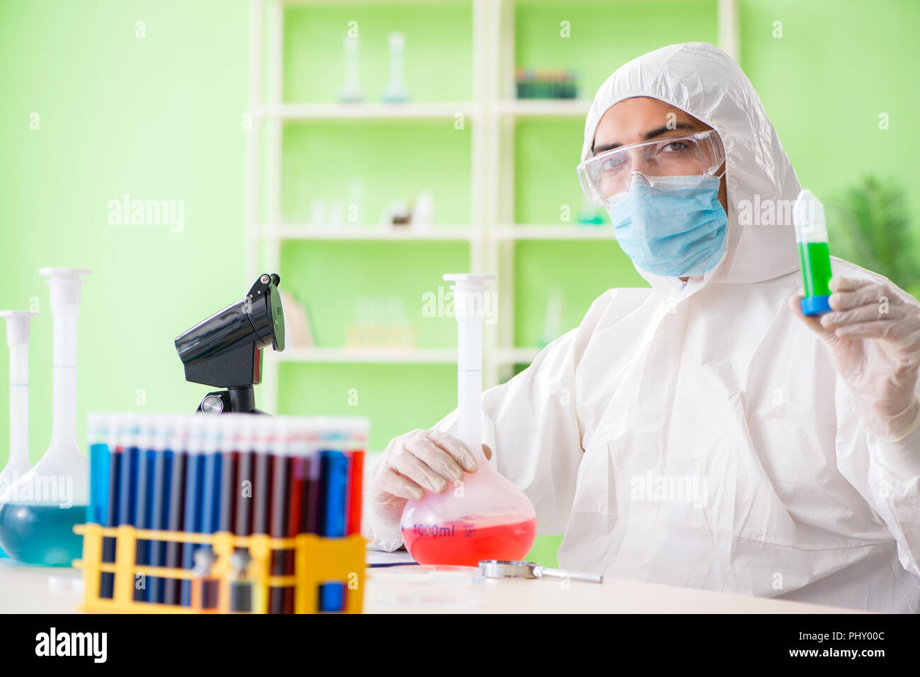 Chemist working in the lab on new experiment Stock Photo - Alamy