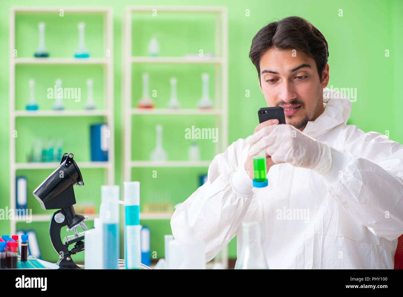 Chemist working in the lab on new experiment Stock Photo - Alamy