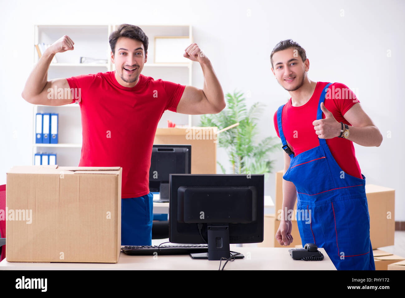 Warehouse employees carrying boxes hi-res stock photography and images ...
