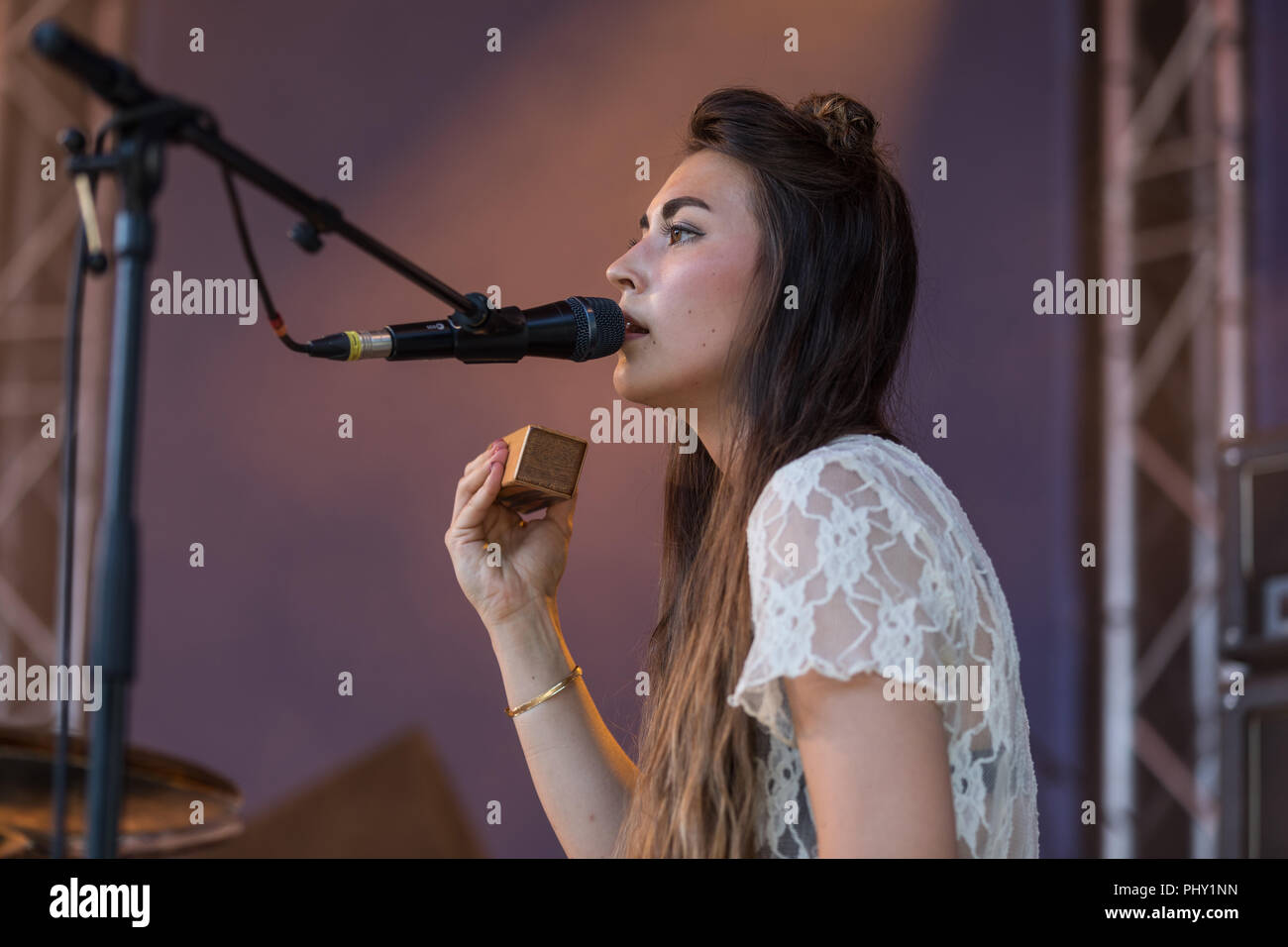 Cari cari hi-res stock photography and images - Alamy