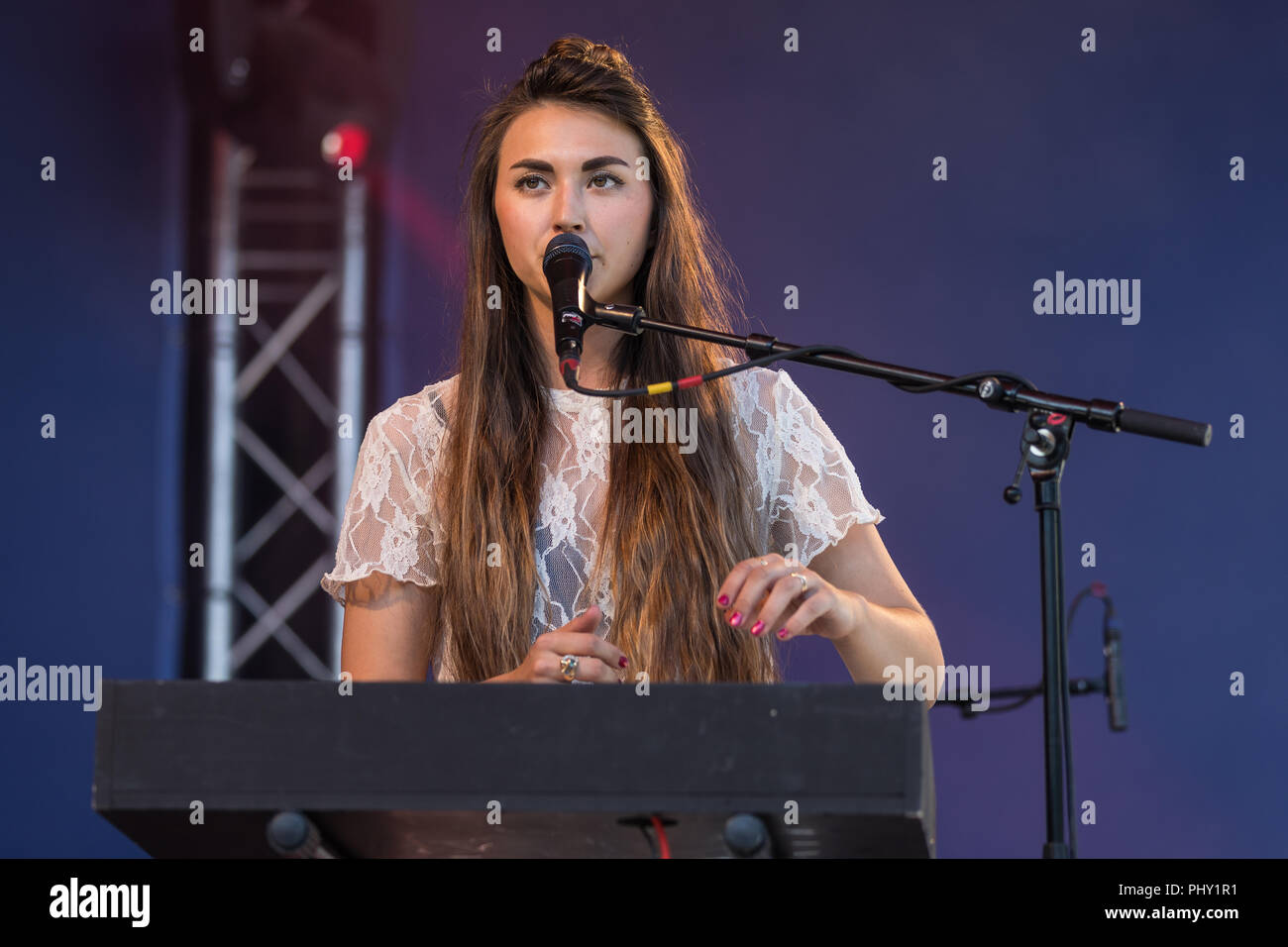 Cari cari concert hi-res stock photography and images - Alamy