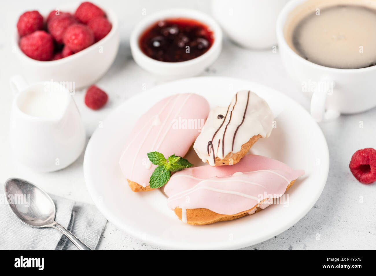 Cream puff pastry hi-res stock photography and images - Alamy