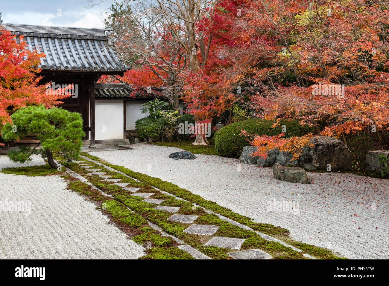 The Nanzen-ji temple complex, Kyoto, Japan. Brightly coloured autumn ...