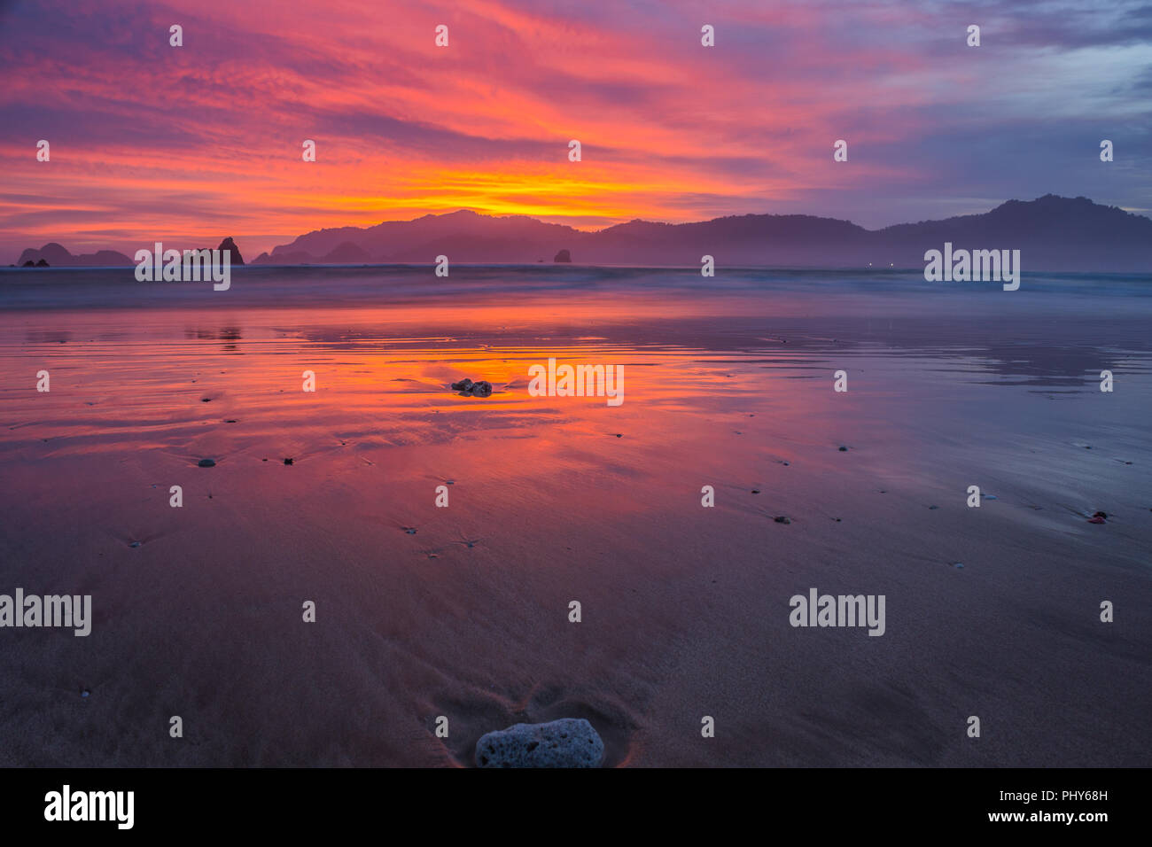 Red sands beach hi-res stock photography and images - Alamy