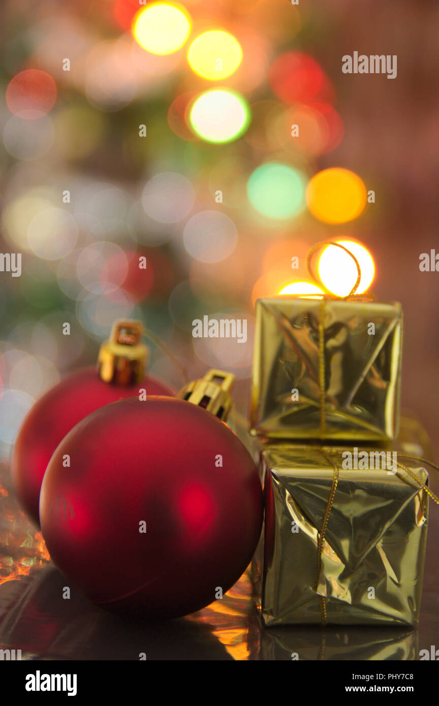 Golden balls christmas decorations hi-res stock photography and images ...