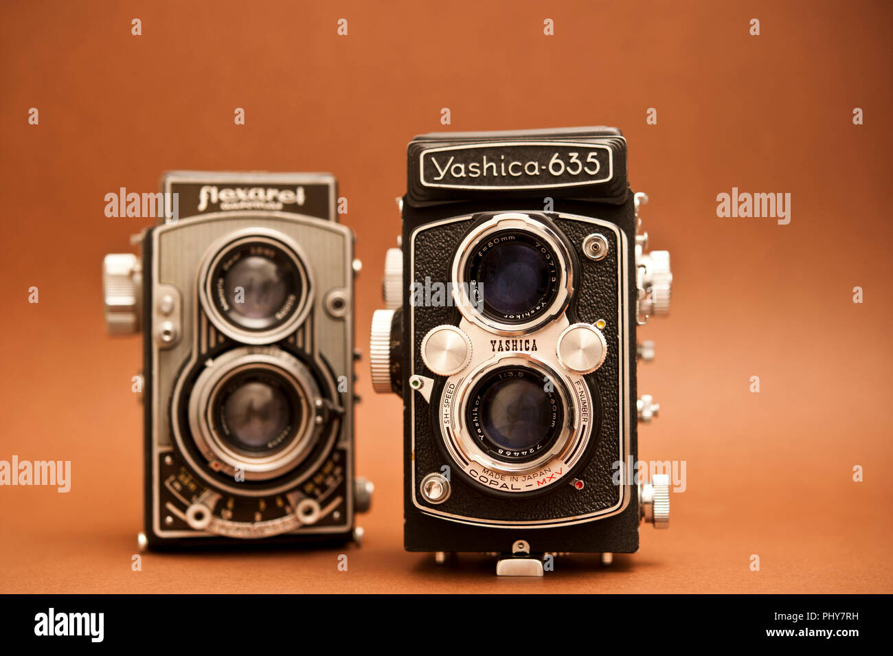 two vintage TLR cameras, a Yashica 635 and Flexaret automat Stock Photo ...