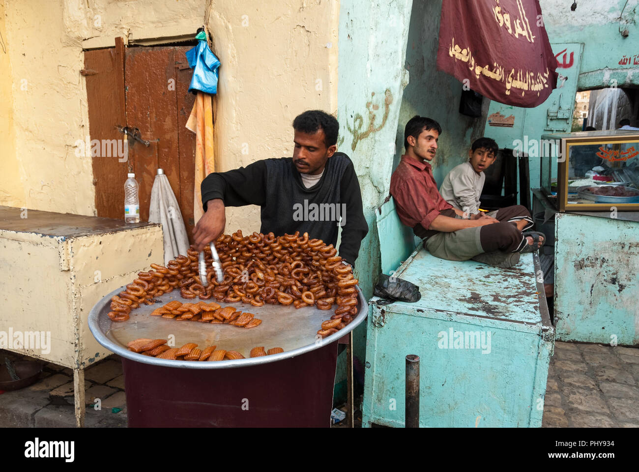 Yemen street central hi-res stock photography and images - Alamy