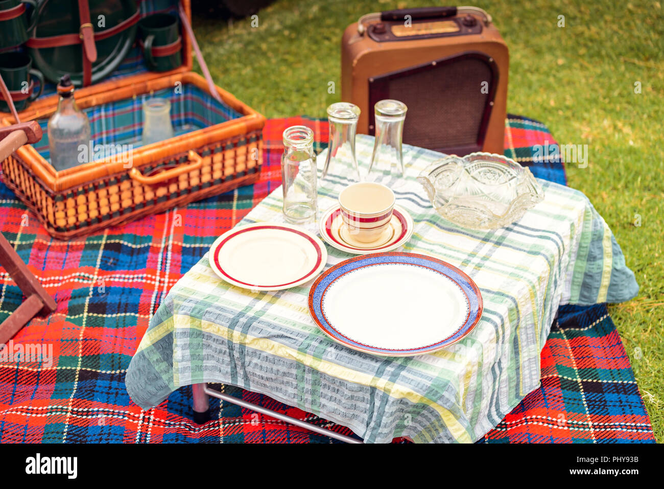 Radio and picnic set vintage hi-res stock photography and images - Alamy