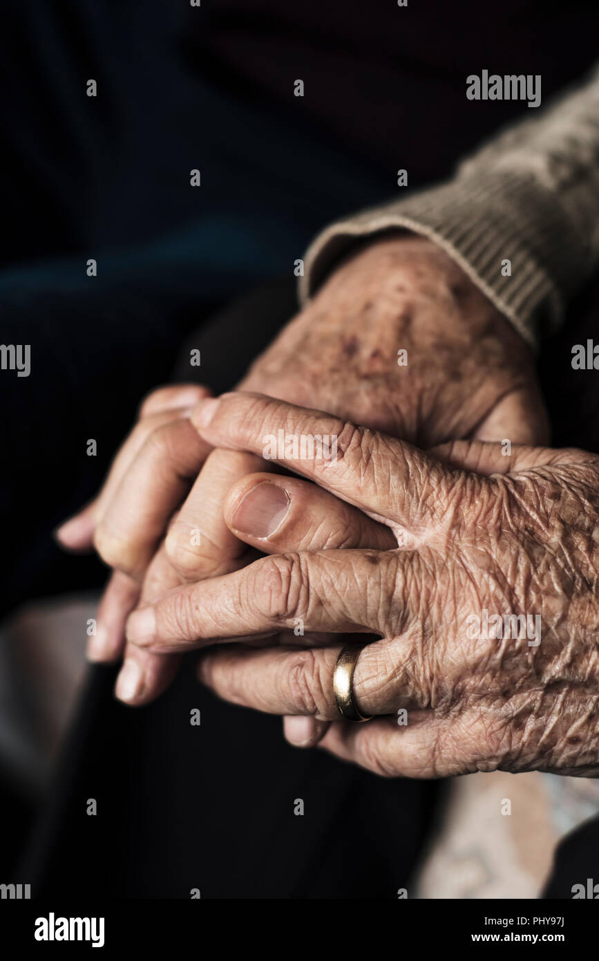 Man woman fingers entwined hi-res stock photography and images - Alamy