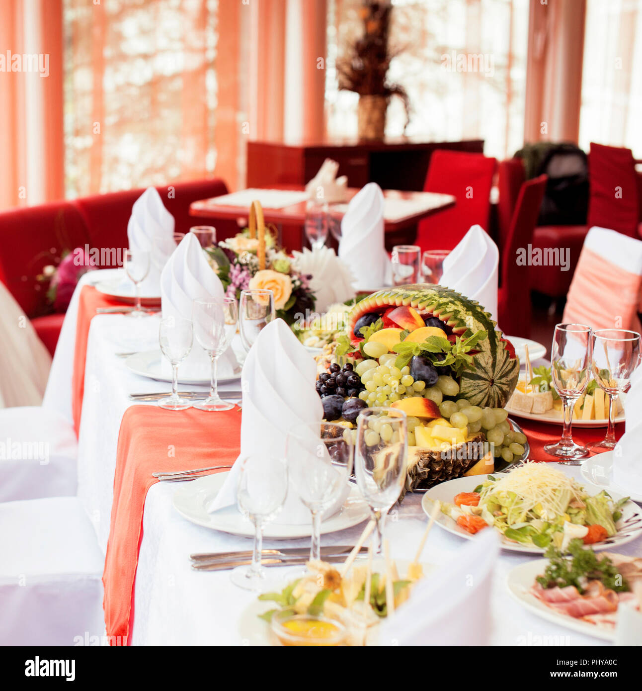 Red white wedding reception tables hi-res stock photography and images ...