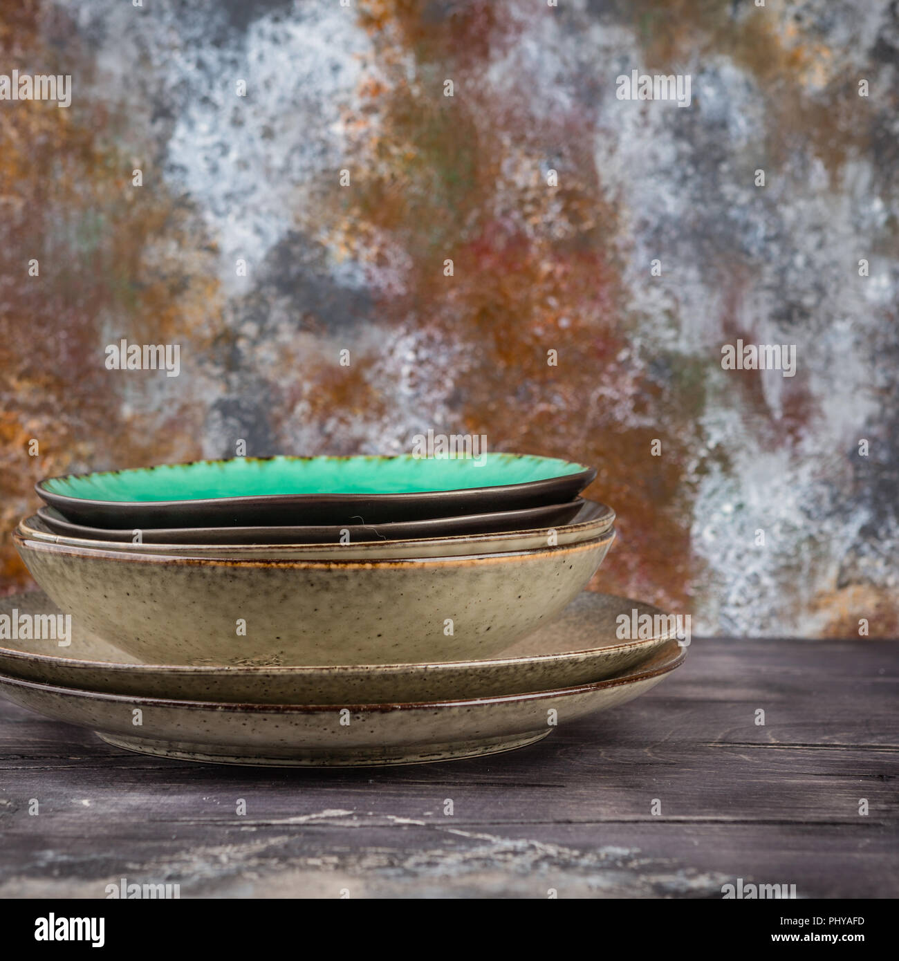 Empty plates hi-res stock photography and images - Alamy