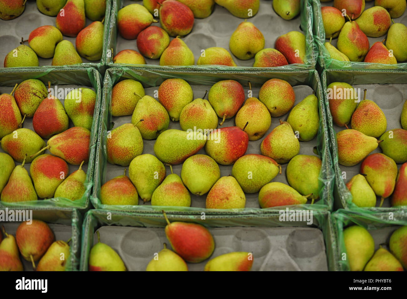 Pears at the grocery store Stock Photo - Alamy