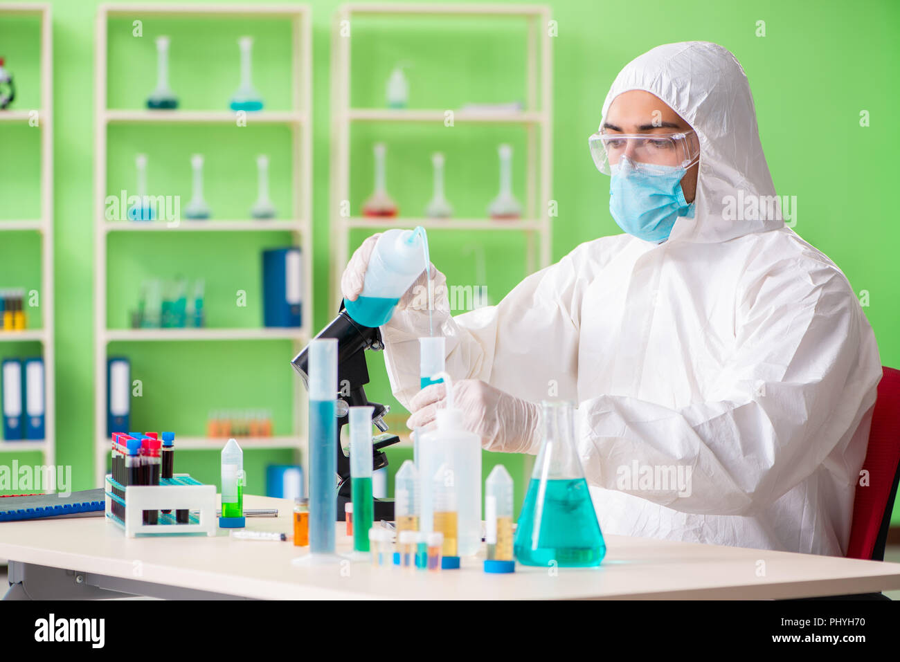 Chemist working in the lab on new experiment Stock Photo - Alamy