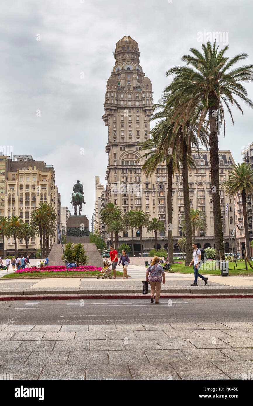 Independence square montevideo hi-res stock photography and images - Alamy