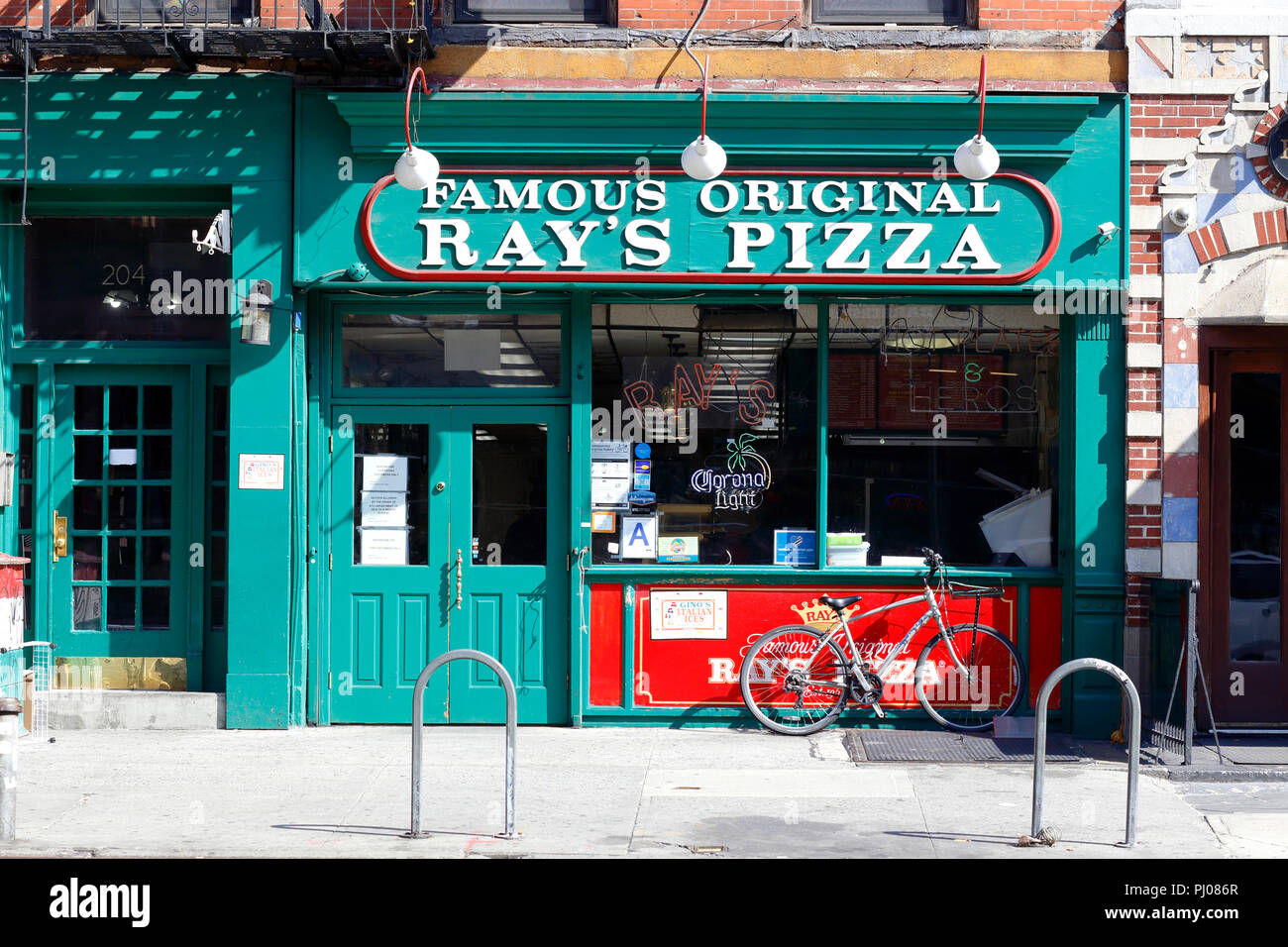 Rays original pizza hi-res stock photography and images - Alamy