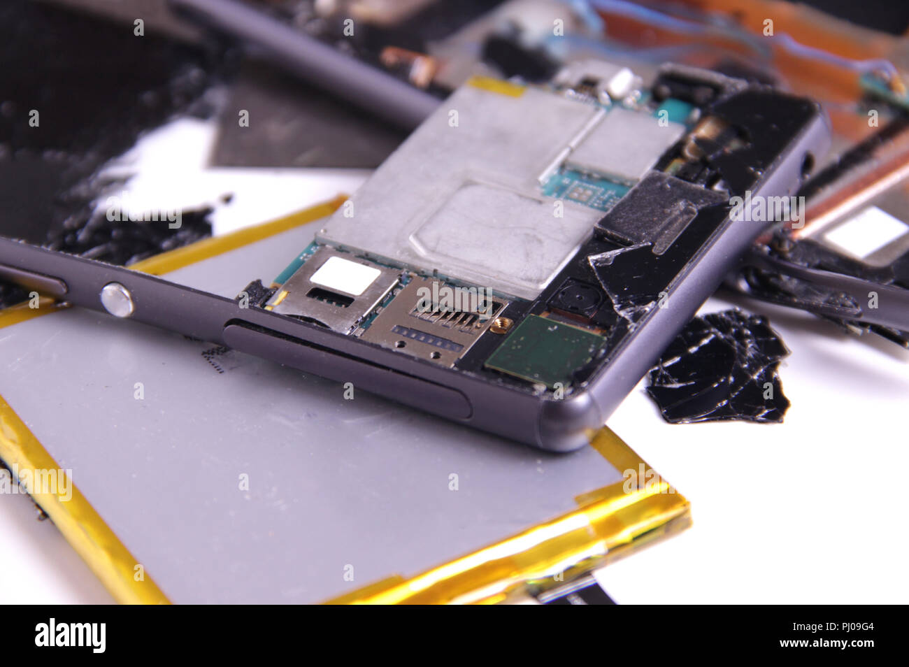 Broken cellphone in pieces Stock Photo - Alamy