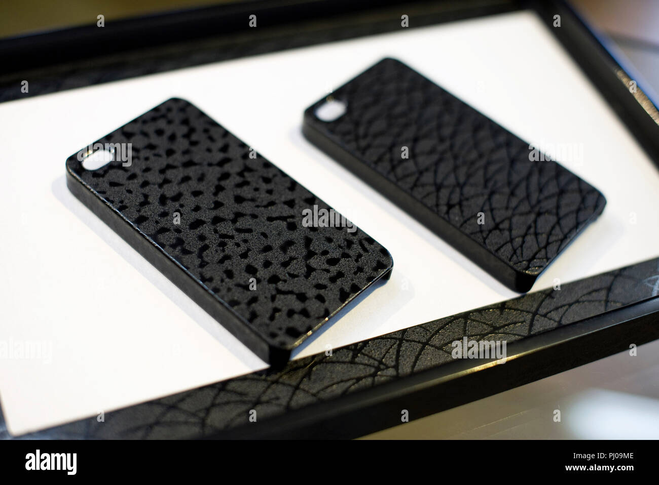 Photo shows samples of Tsugaru lacquerware products on sale at Tanaka ...