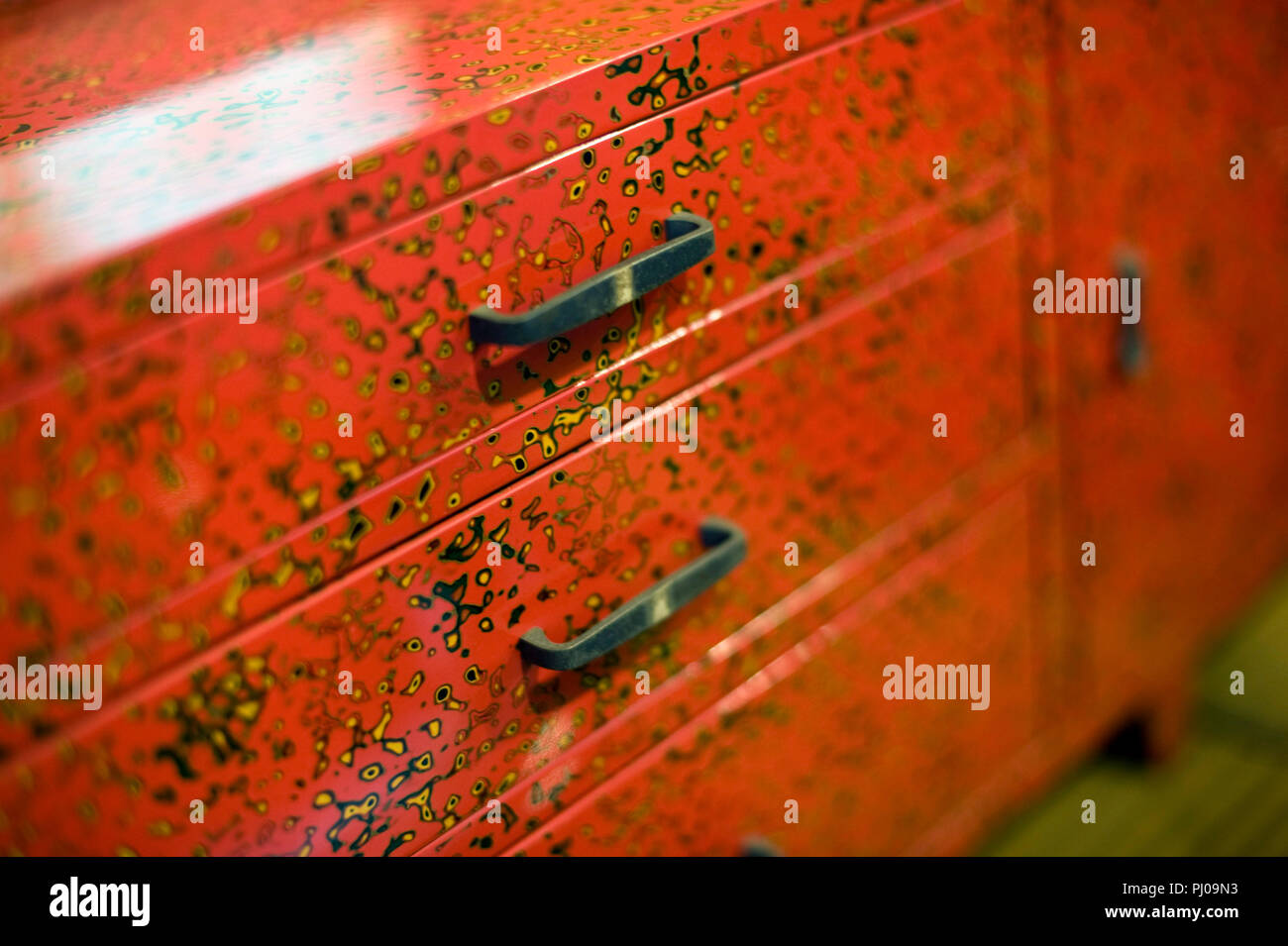 Photo shows samples of Tsugaru lacquerware products on sale at Tanaka ...