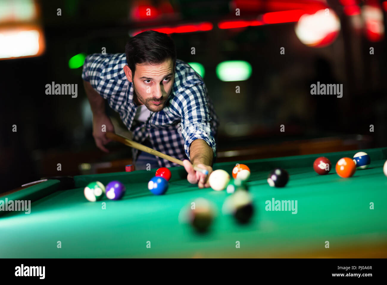 Guy playing pool hi-res stock photography and images - Alamy