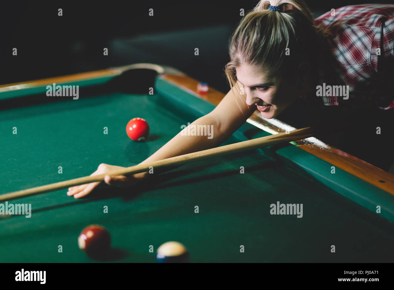 Female playing pool hi-res stock photography and images - Alamy