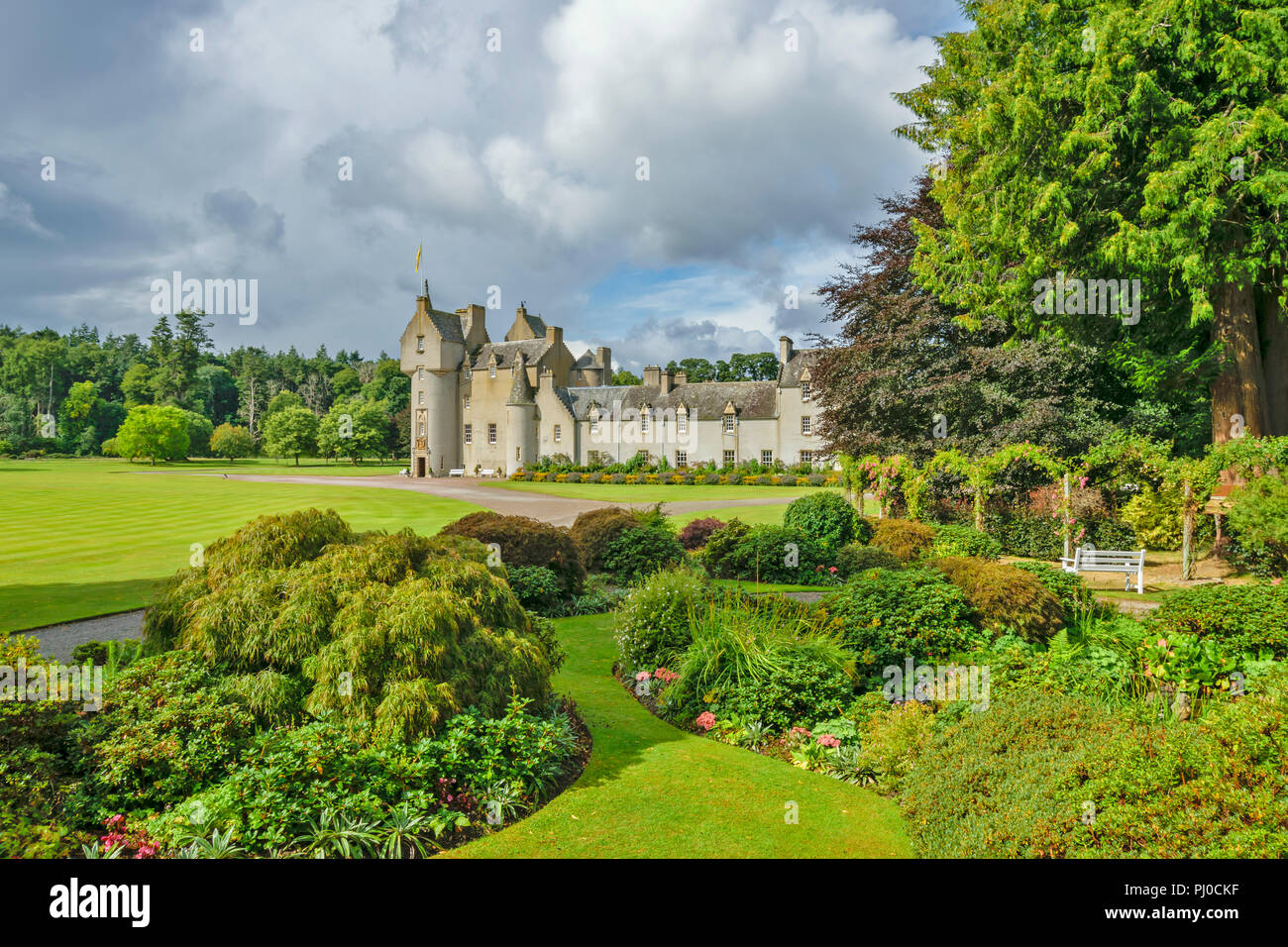BALLINDALLOCH CASTLE BANFFSHIRE SCOTLAND THE CASTLE AND SUPERB GARDENS ...