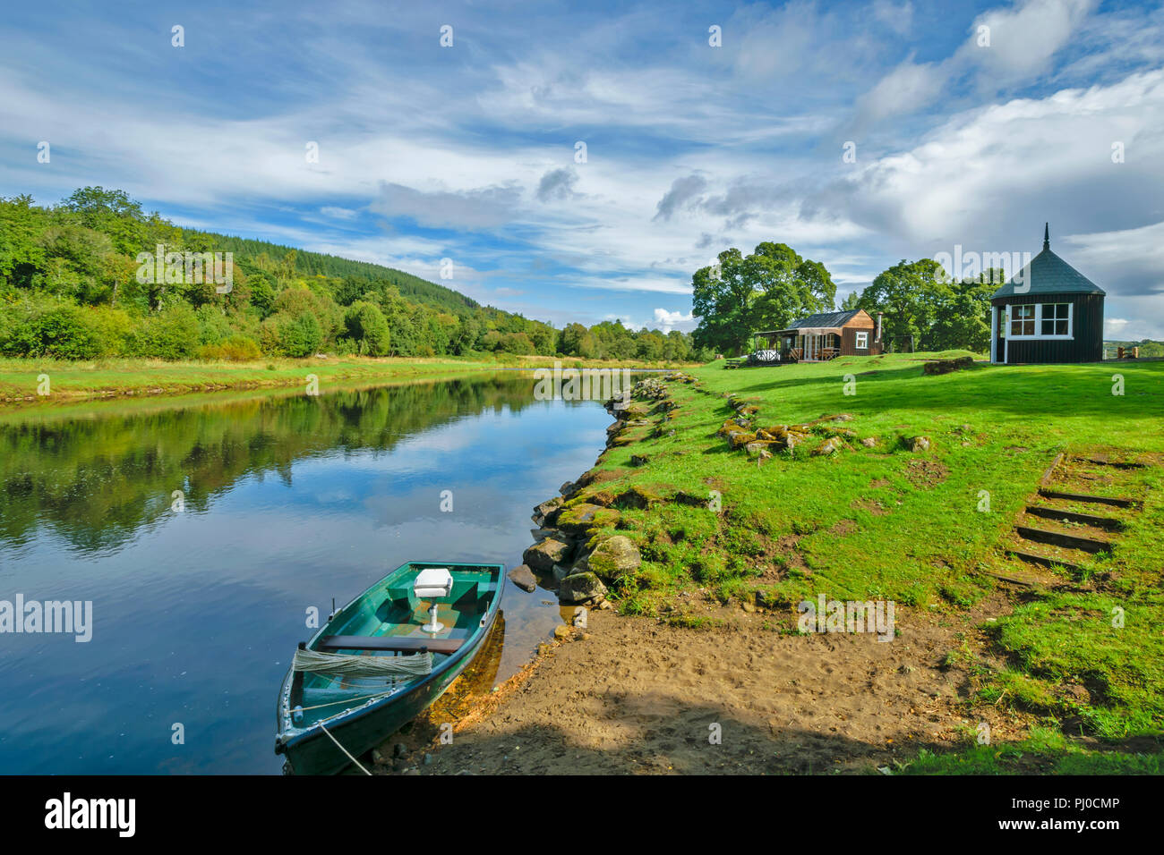 RIVER AVON BANFFSHIRE SCOTLAND THE RIVER WALK AT BALLINDALLOCH CASTLE ...