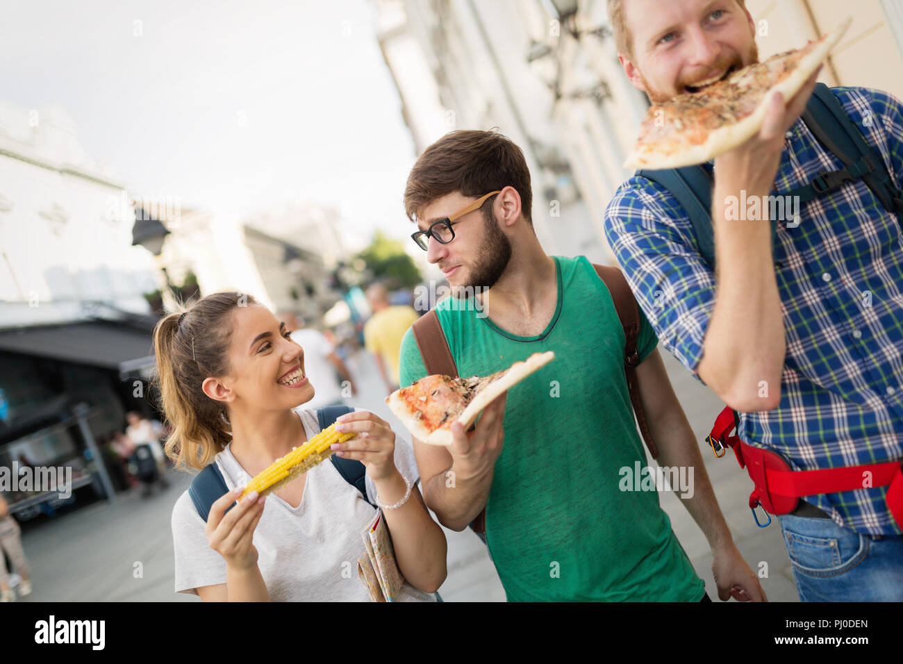 People eating fast food hi-res stock photography and images - Alamy