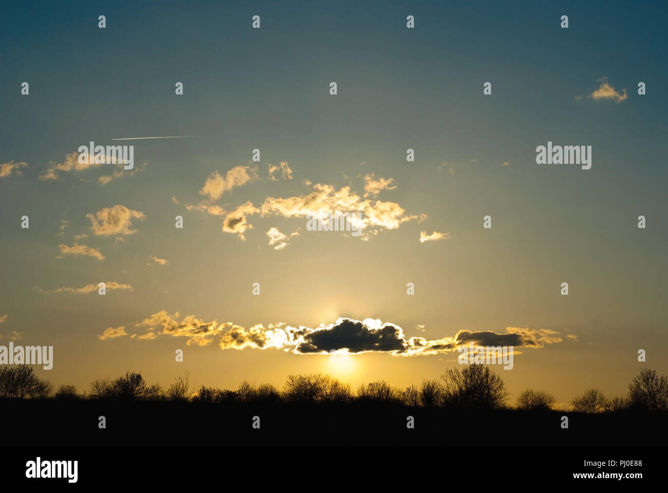 Sunlight behind cloud hi-res stock photography and images - Alamy