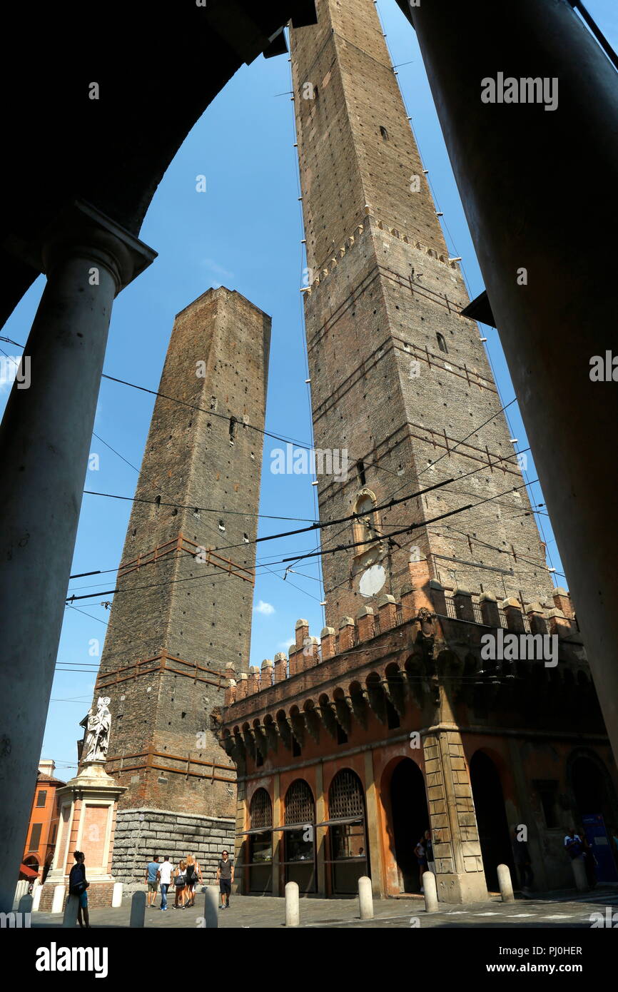 Two towers asinelli and garisenda bologna tower hi-res stock ...