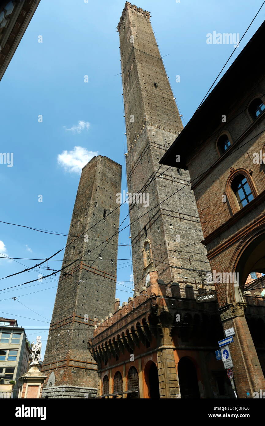 Two towers asinelli and garisenda bologna tower hi-res stock ...