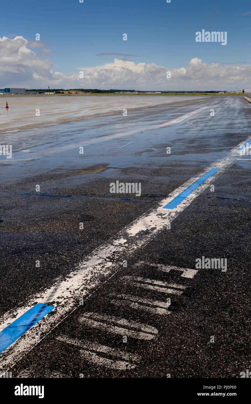 Tarmac markings hi-res stock photography and images - Alamy