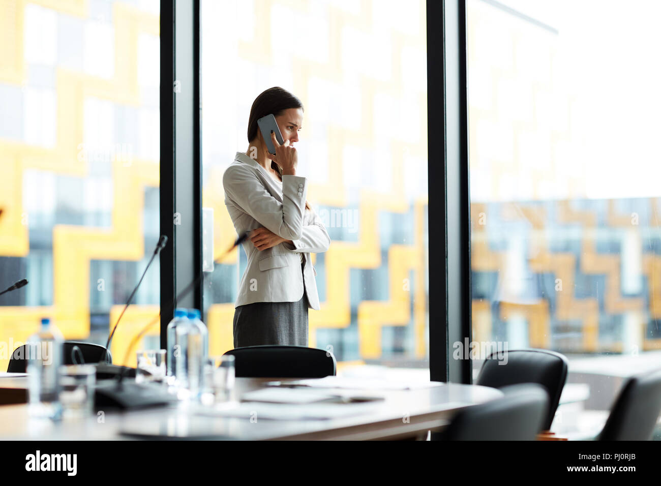 Office speaking hi-res stock photography and images - Alamy