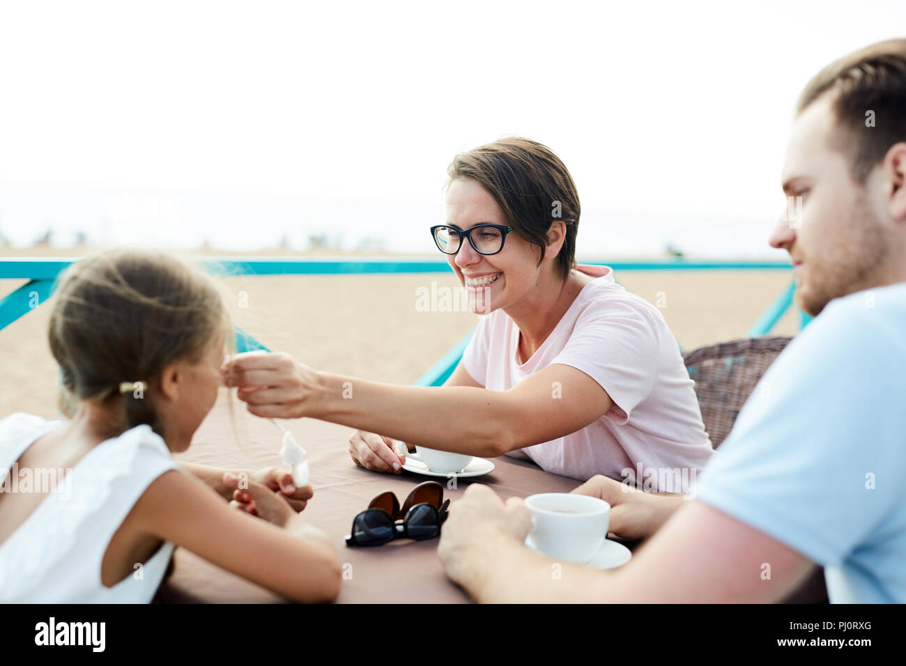 Family waiting table hi-res stock photography and images - Alamy