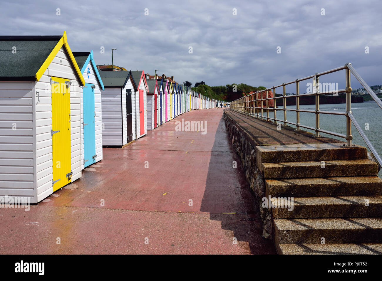 A line of beach huts at the seafront Stock Photo - Alamy