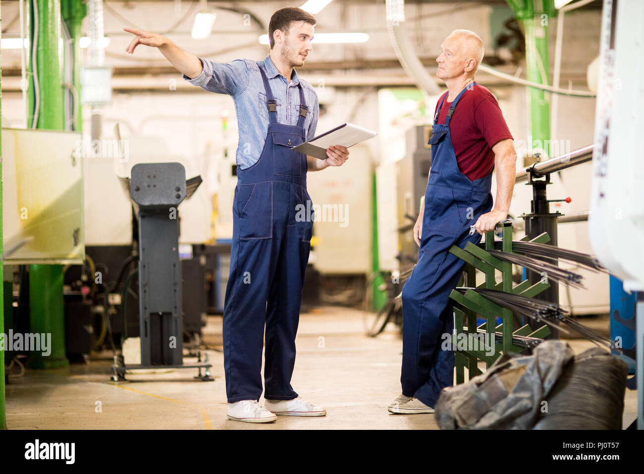 Engineering discussion hi-res stock photography and images - Alamy